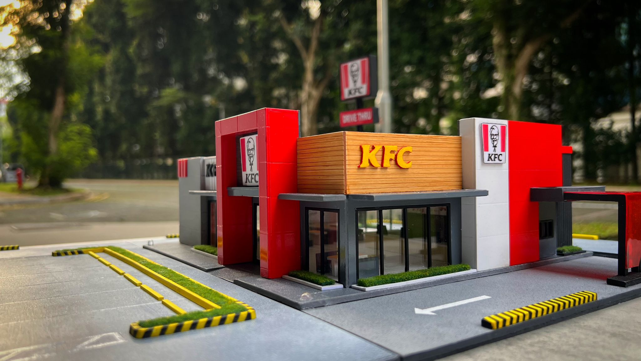 1/64 Custom Made KFC Premium Diorama with Lights – EVOSparks Diecast