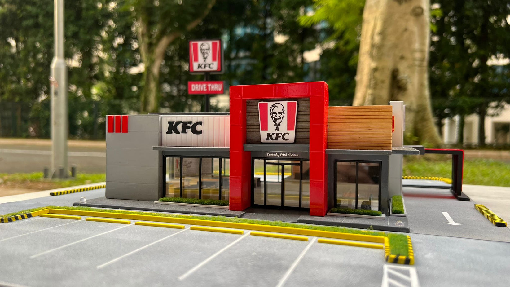 1/64 Custom Made KFC Premium Diorama with Lights – EVOSparks Diecast