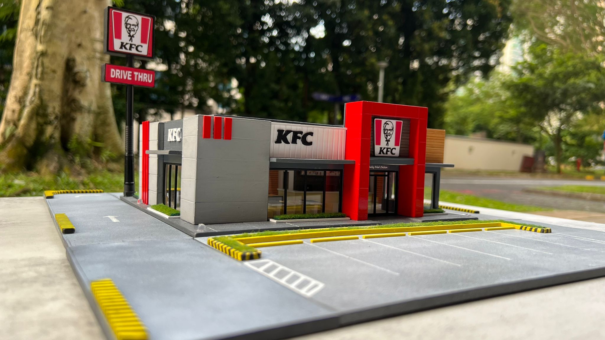 1/64 Custom Made KFC Premium Diorama with Lights – EVOSparks Diecast